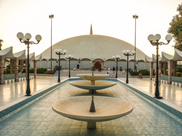 Masjid-e-Tooba: A Symbol of Islamic Architecture | Graana.com